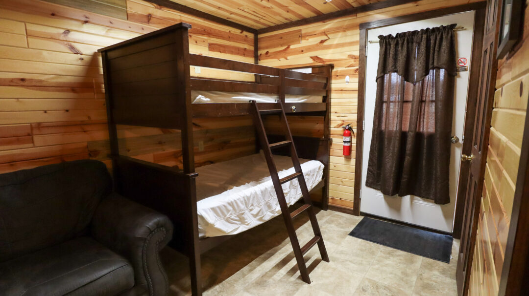 Deluxe Cabins | Champions Riverside Resort