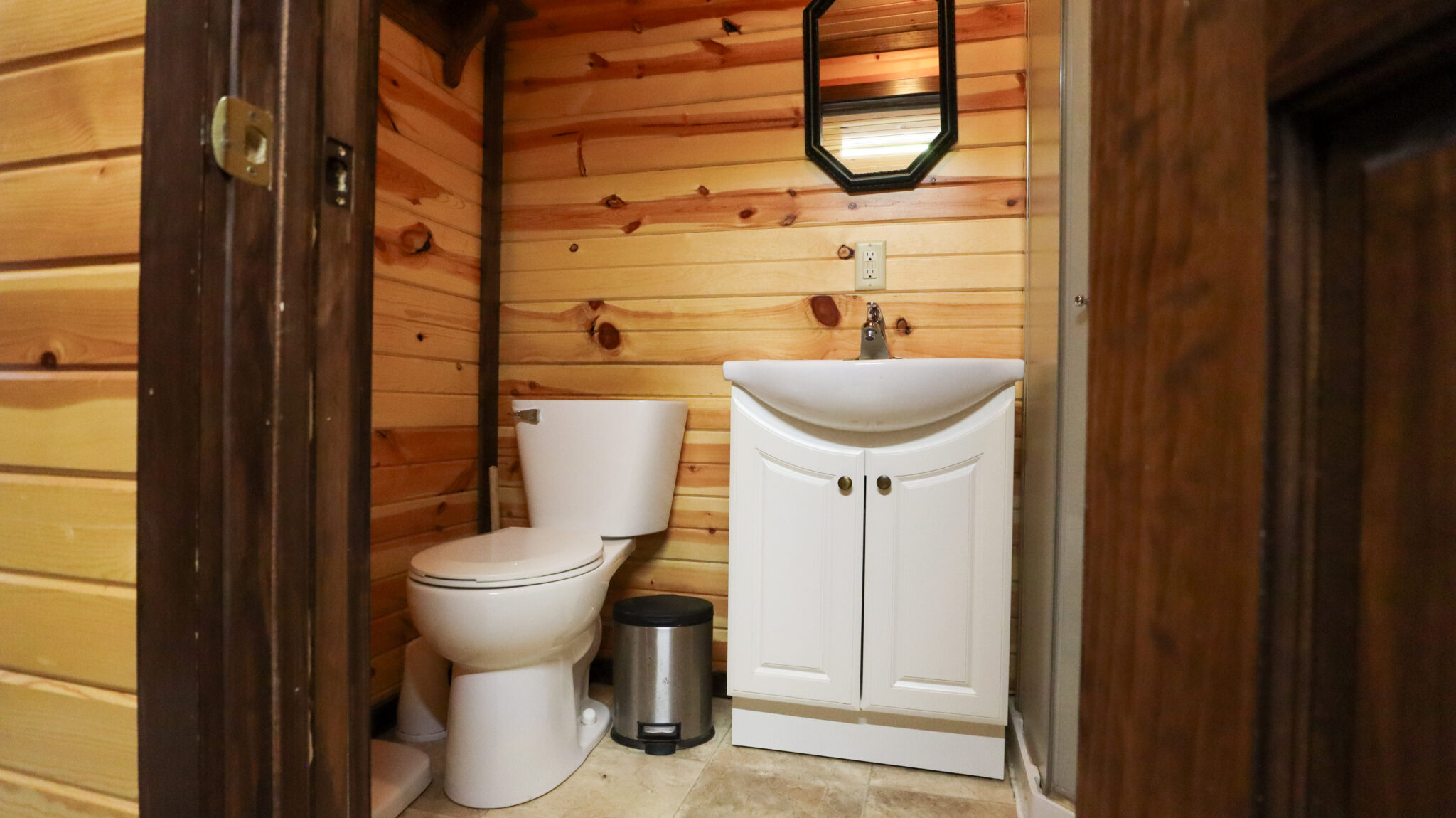 Deluxe Cabins | Champions Riverside Resort