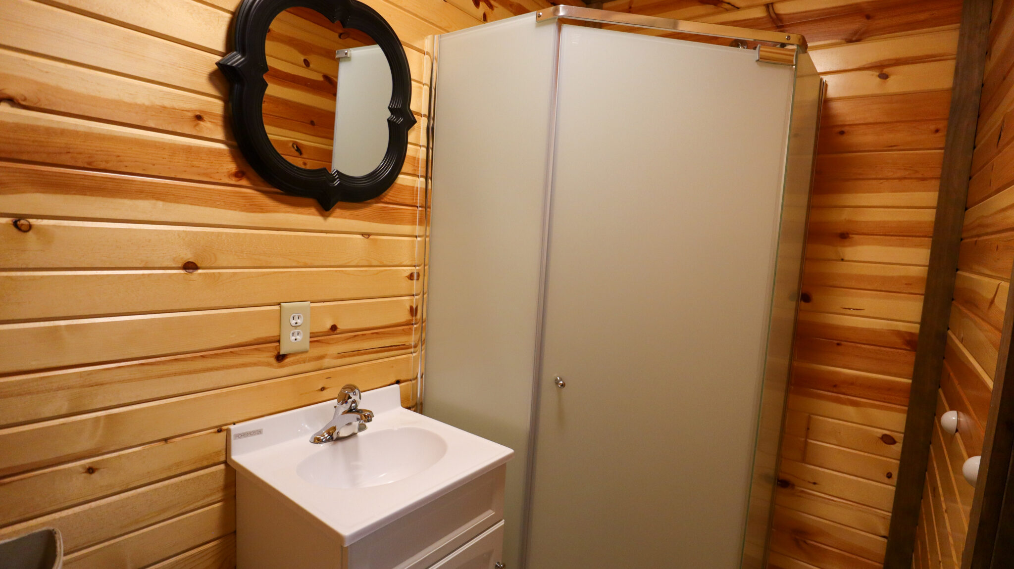 Deluxe Cabins | Champions Riverside Resort